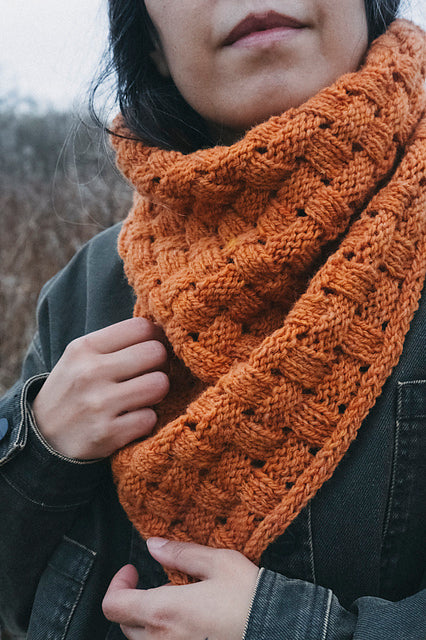 Dot Grid Cowl – Harrisville Designs, Inc.